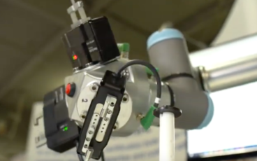 Multi-tool mount enables 1 UR e-Series cobot to use 3 grippers