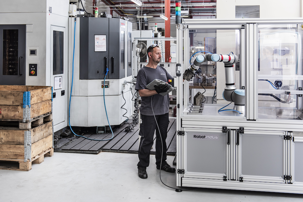 New UR16e cobot designed for heavy-duty applications