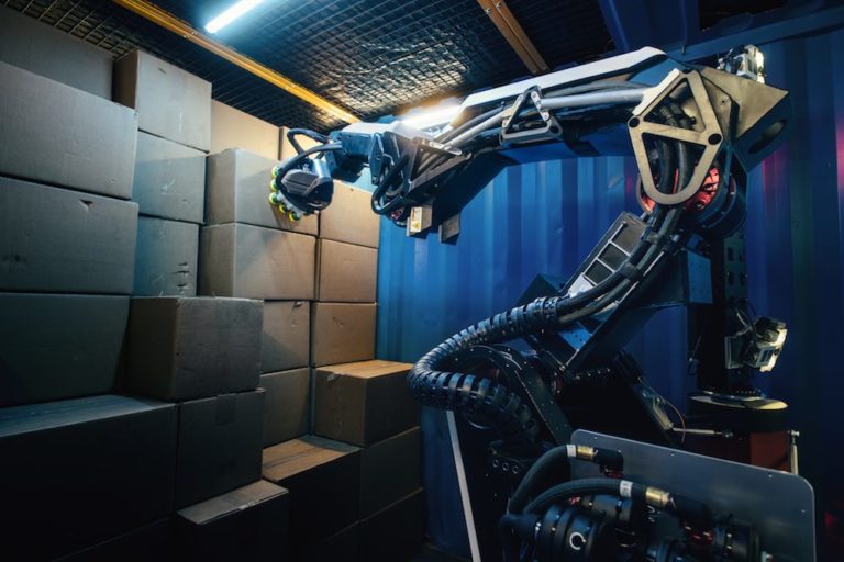Boston Dynamics' Stretch robot handles truck unloading & palletizing